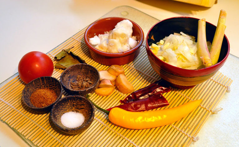 Sambal Goreng Ei. Authentiek Beb Vuyk gerecht met sambal trassi.