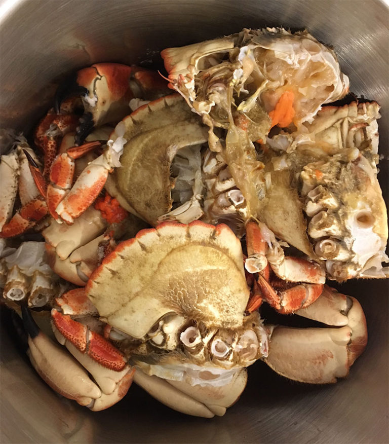 Crabs Indonesian style recipe with ginger, coconut and chili